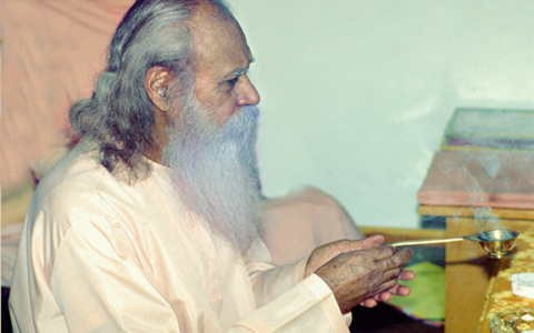 Swami Satchidananda Teaches the Pūjā Ślokas - Integral Yoga® Magazine